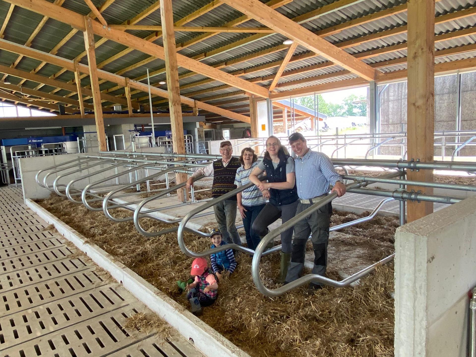 Koeien van de familie Möckelmann genieten van comfort in nieuwe stal ...